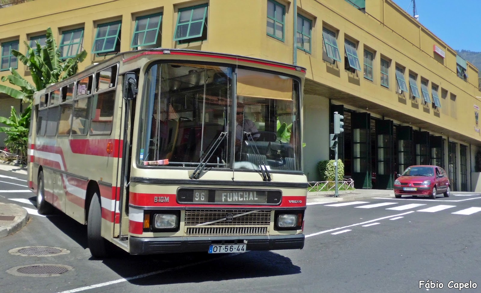 Buses from various cities in the world.: 3 gerações de VOLVOS b10M!
