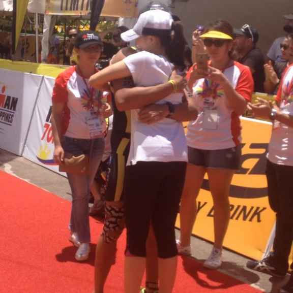 Sarah Geronimo gave Matteo a victory hug and kiss after the triathlon!