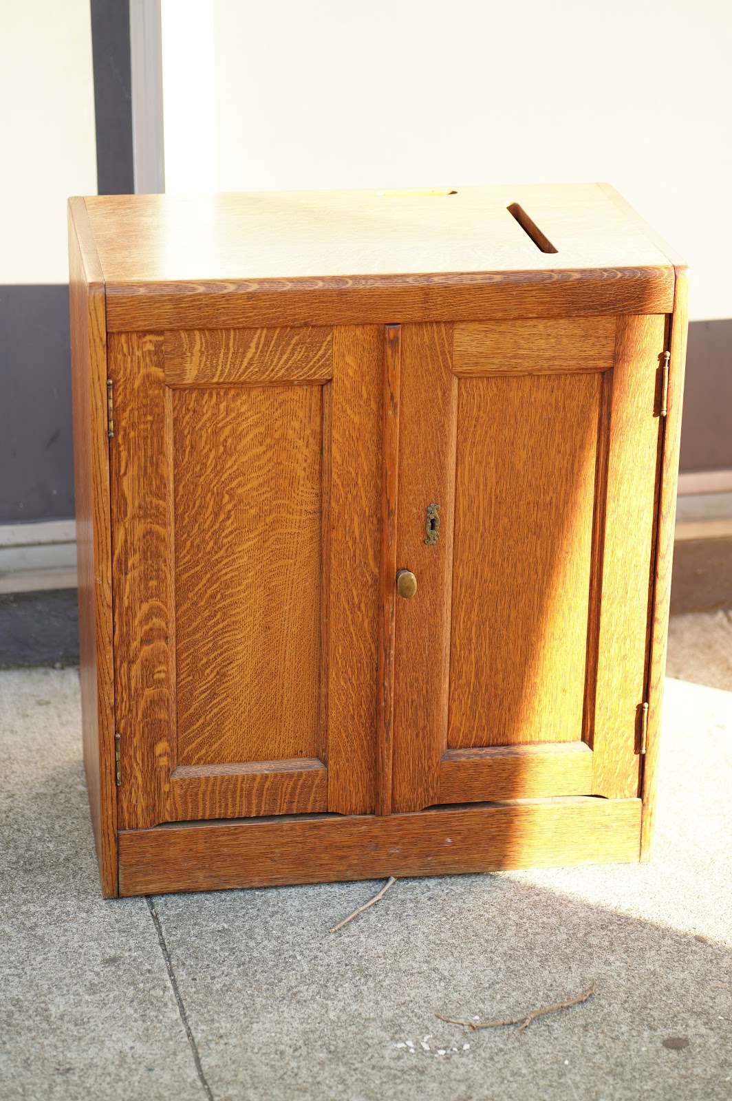 UHURU FURNITURE & COLLECTIBLES: **SOLD** #97567 Tiger Oak Cabinet 28" x ...
