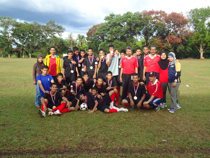 STUDENT SMKTT: SMK TUNKU TEMENGGUNG JOHAN BOLA SEPAK BAWAH 18 THN 2011