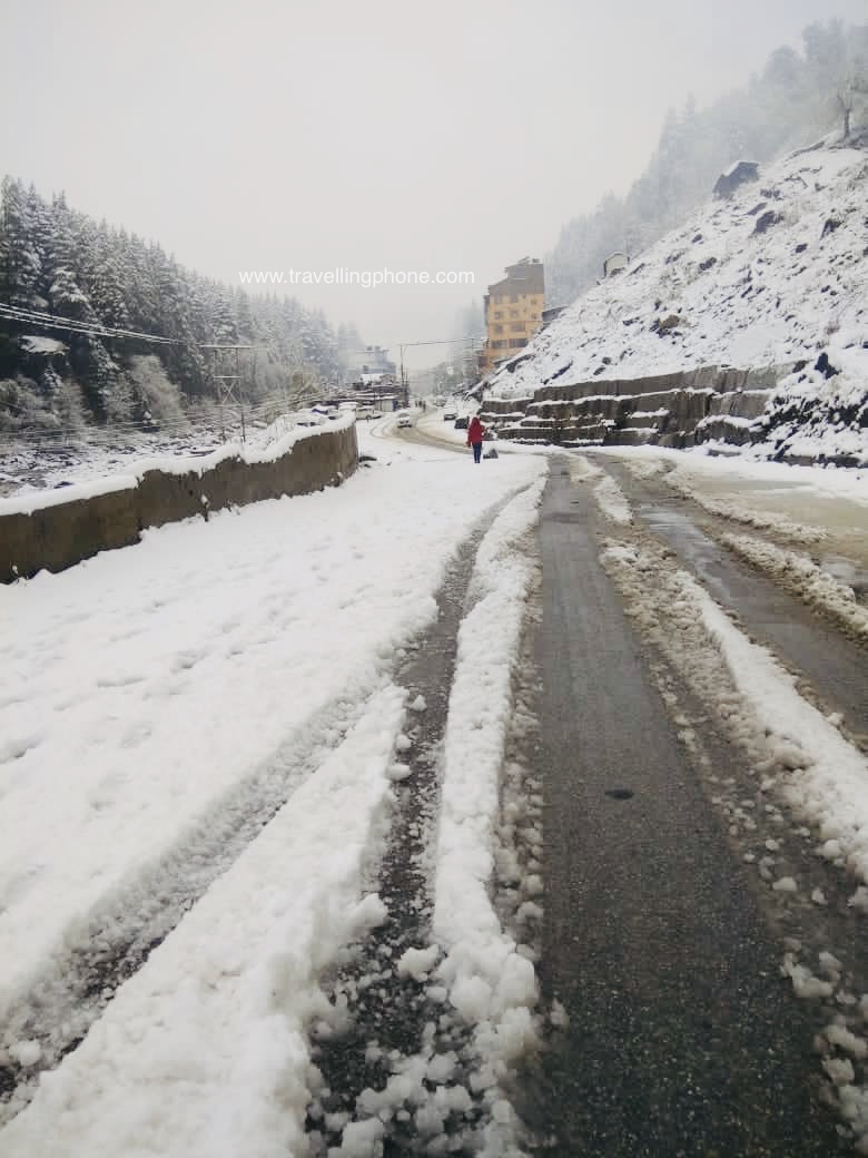 First snowfall of this season in Kullu-Manali | Season's first snowfall | TravellingPhone