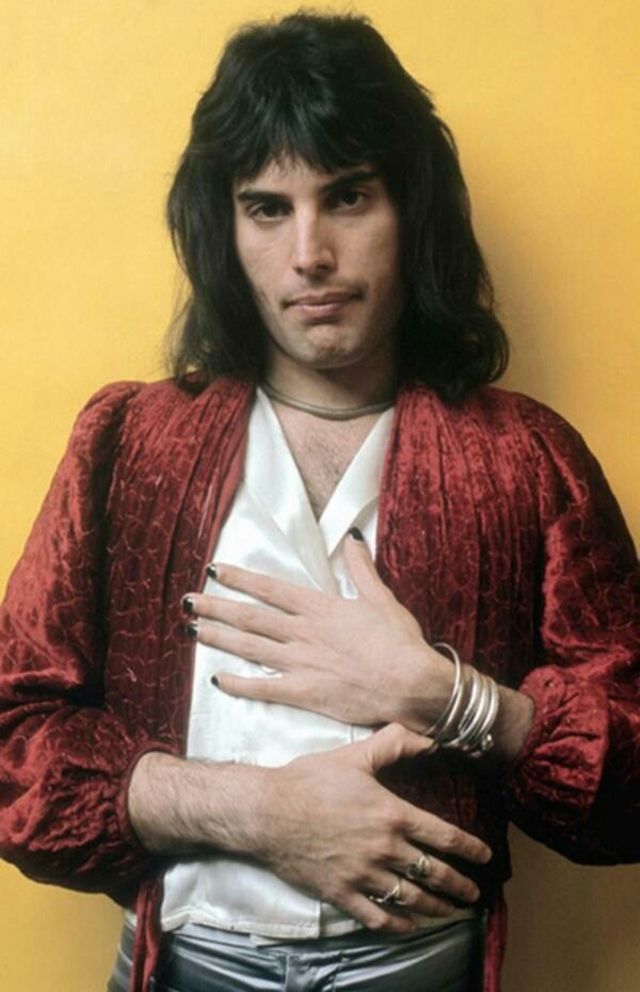 40 Fabulous Vintage Photographs of a Young Freddie Mercury in the 1970s ...