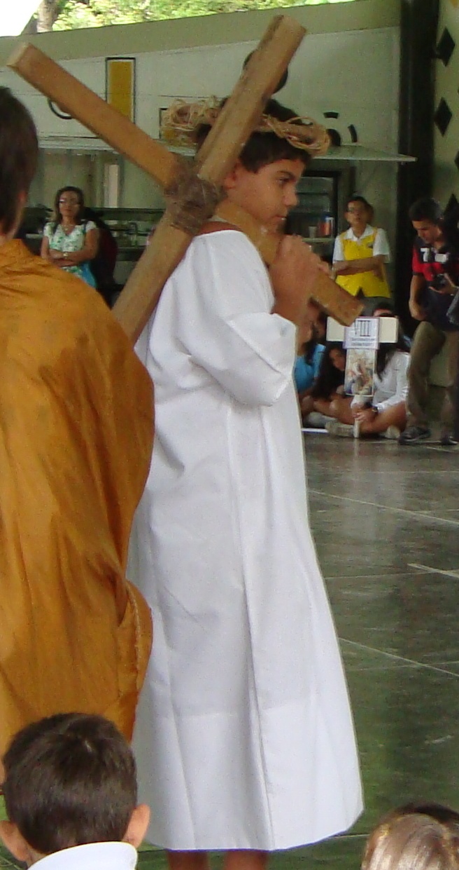 En La Vía Singular de La Vida: El Via Crucis Escolar