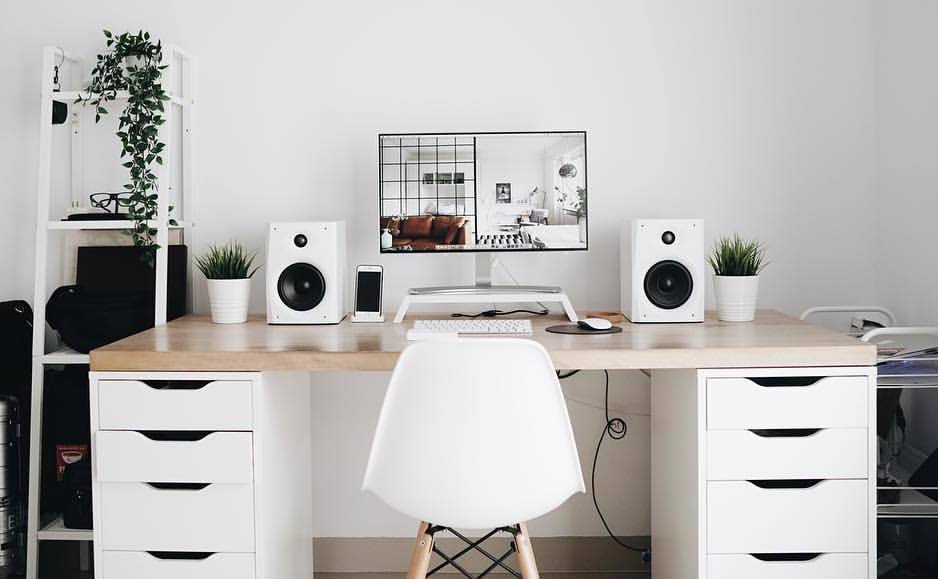 Inspirasi Meja Komputer Minimalis yang Unik dan Nyaman - Sakmadyone.com