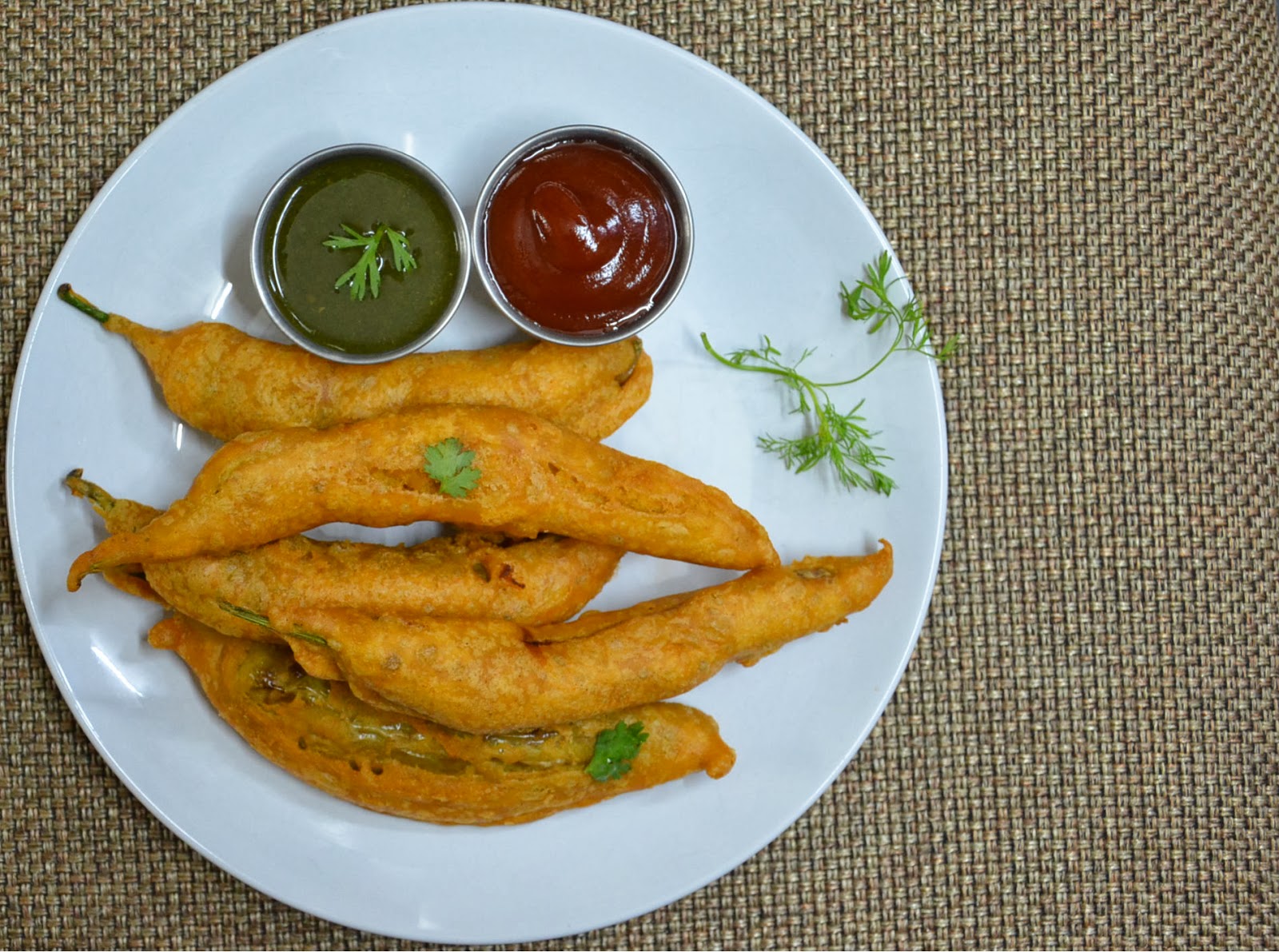 Su's Recipes: Mirapakaaya Bajji - Menasinakaayi Bajji / Mirchi Bajji ...