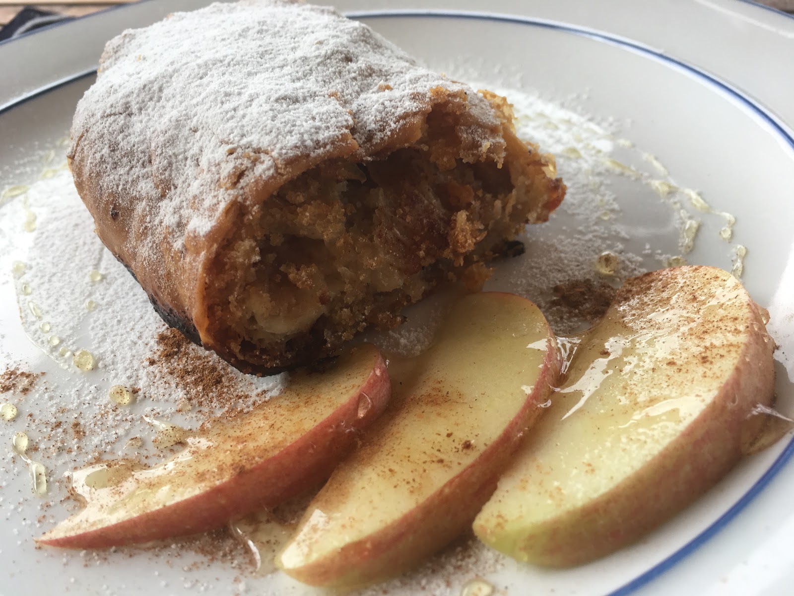 HOMEMADE SLOVENIAN FOOD : APPLE STRUDEL