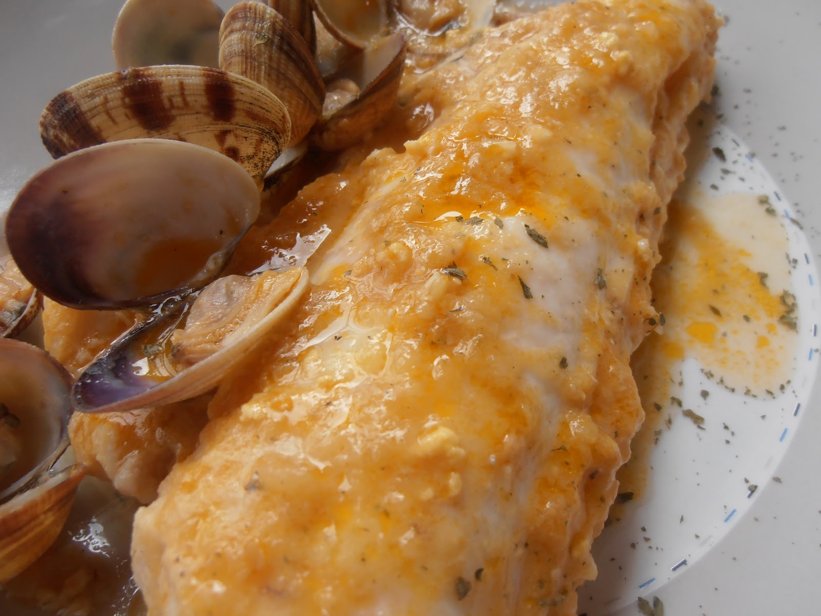 .: cogote de merluza con almejas en salsa de marisco