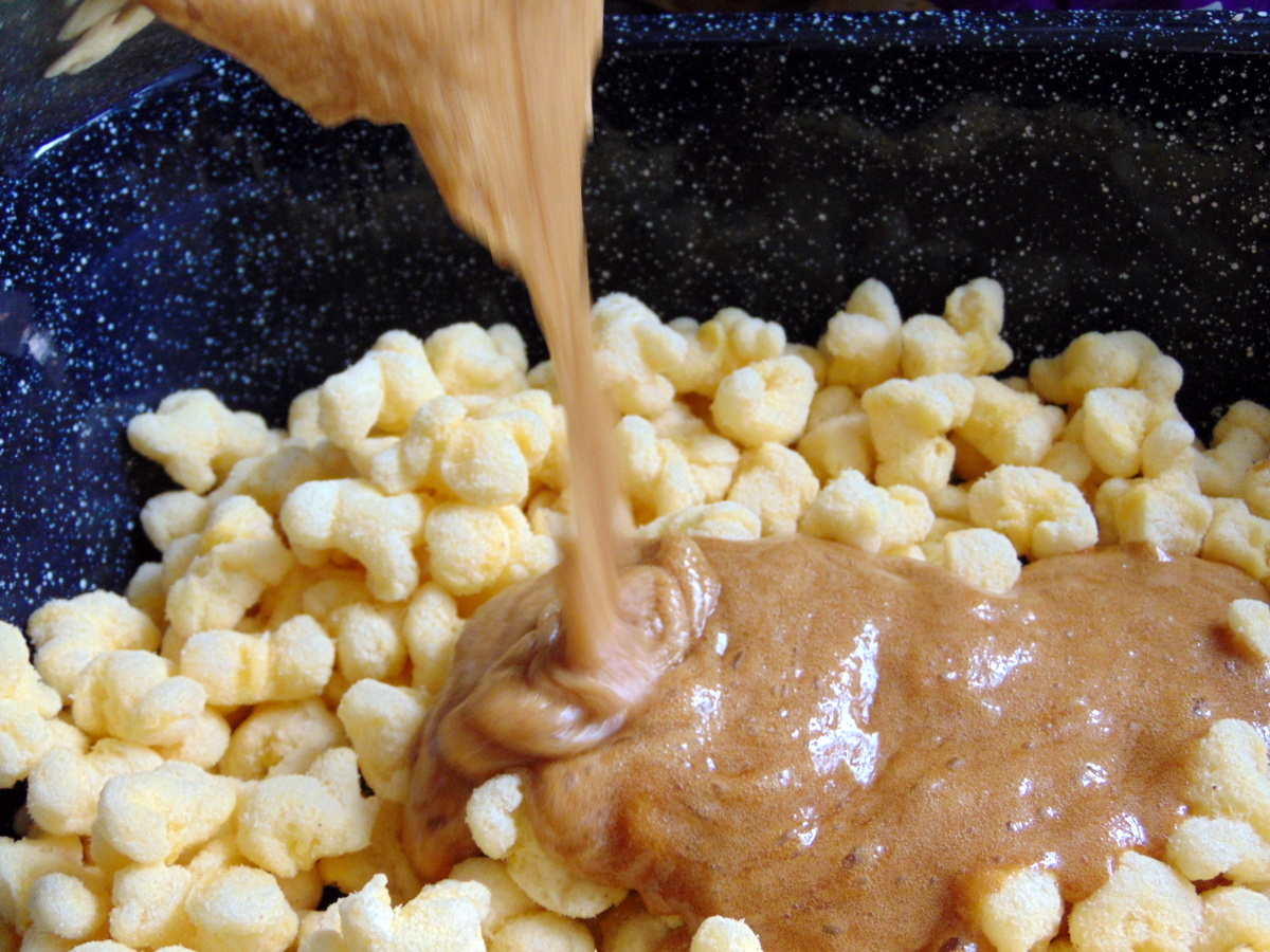 Crunchy Caramel Corn Puffs