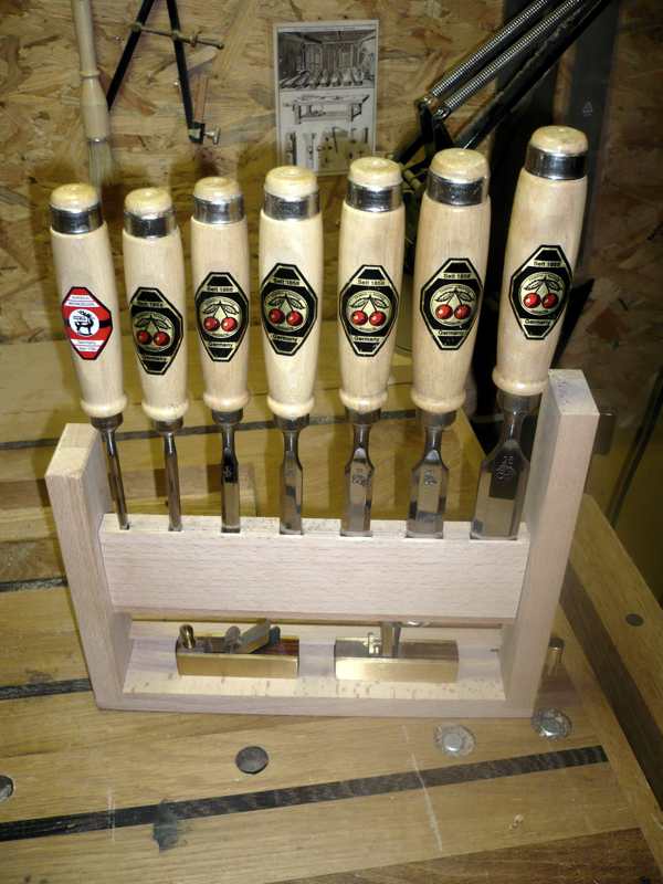 Wood-and Paperworks: Stemmeisenständer - stande à ciseaux - chisel stand