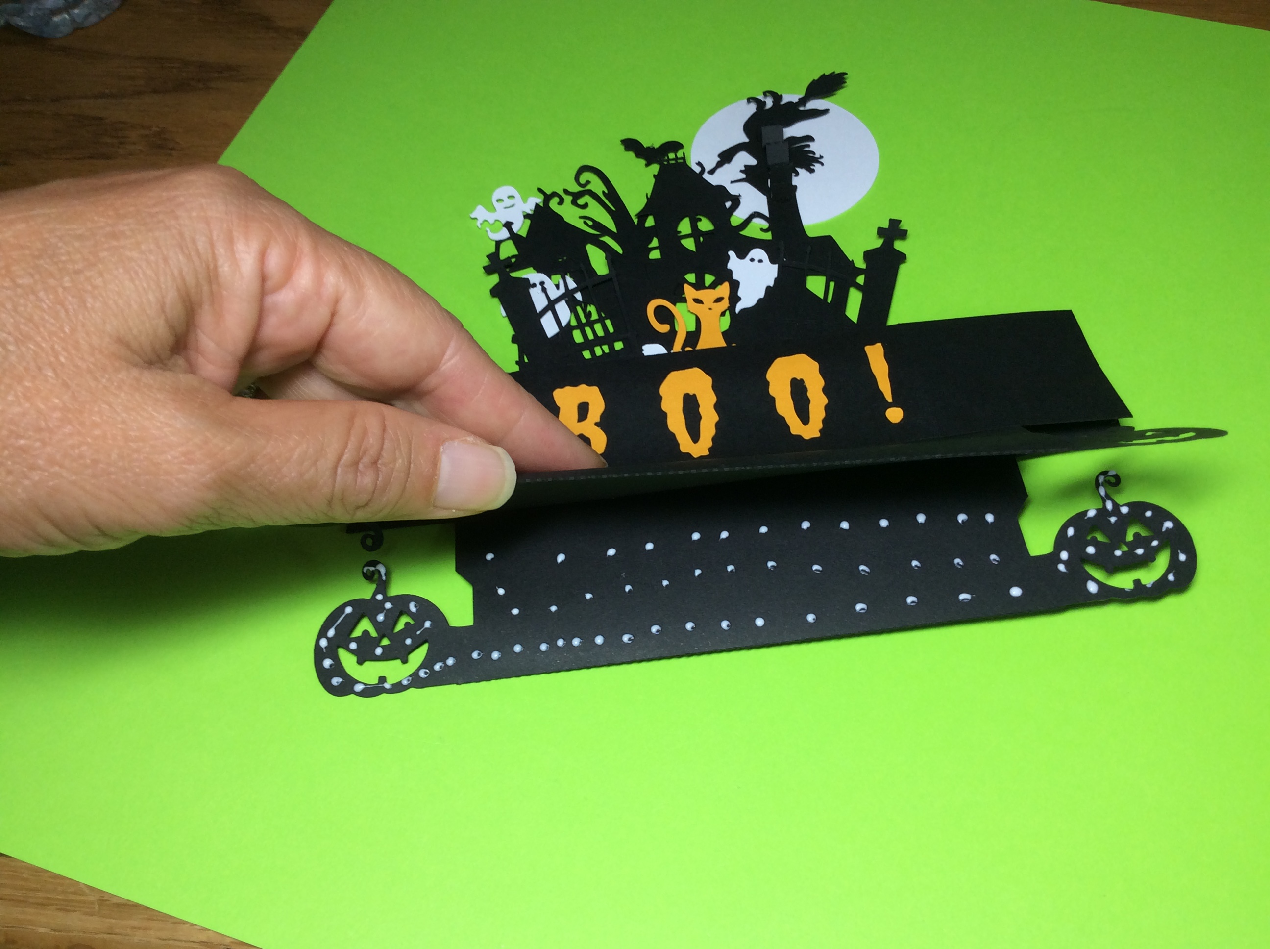 Papercrafts and other fun things: A Spooky Halloween Pop-Up Card
