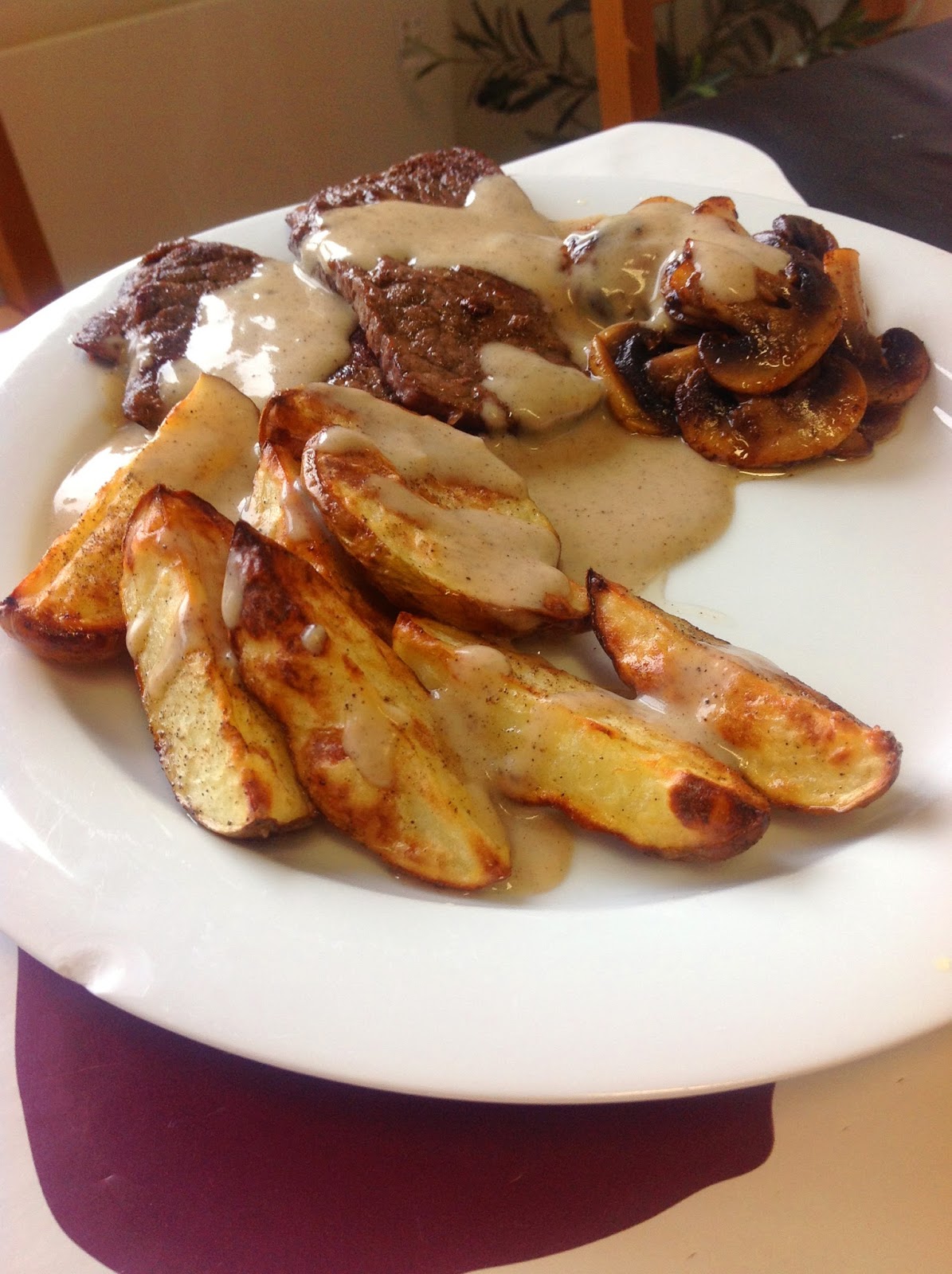 Volle-mat: Biff med potetbåter og champignon