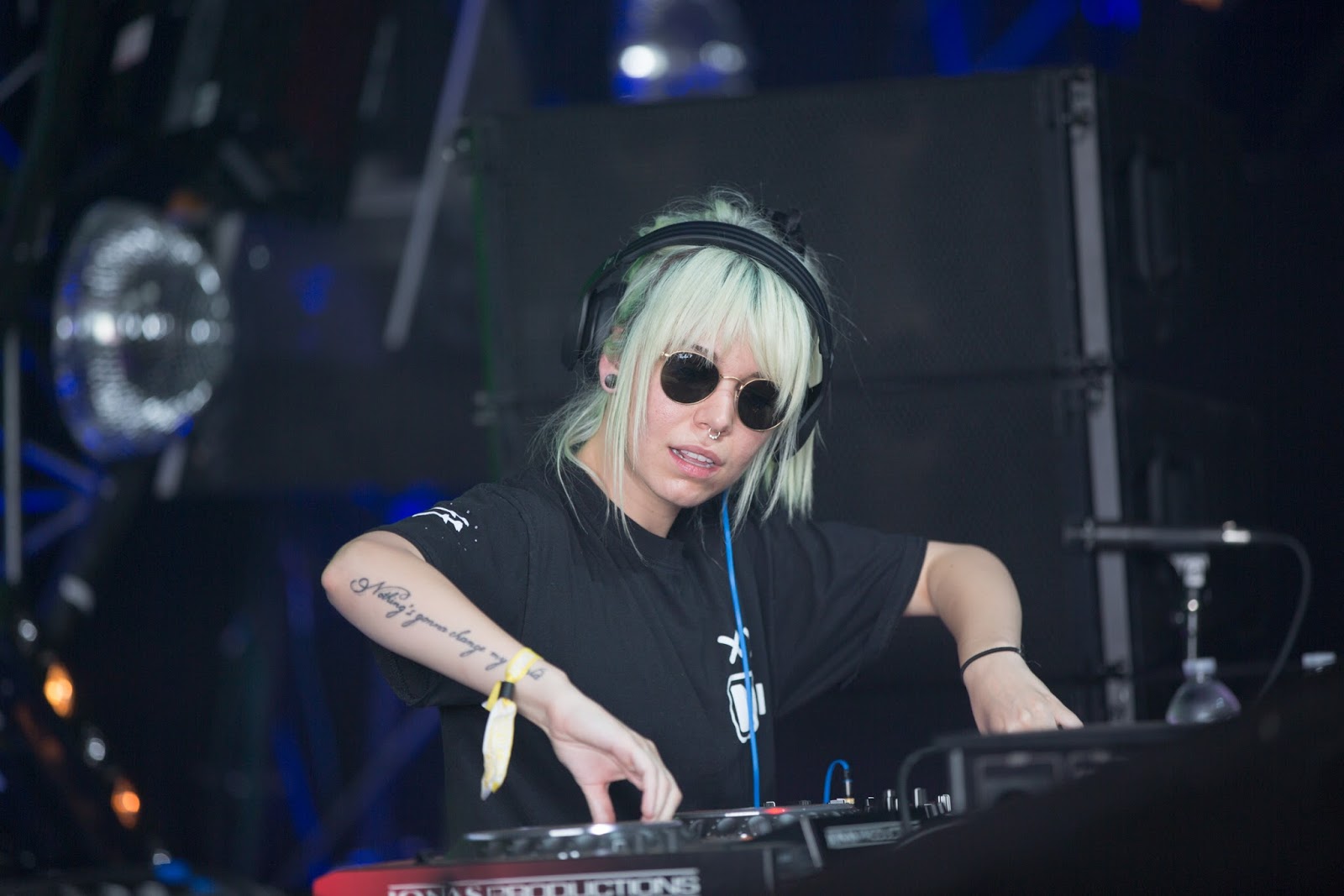 DJ Aka Mija, usa instinto para influenciar o humor de qualquer atmosfera.