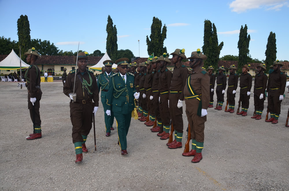 KAMISHNA JENERALI WA MAGEREZA AWAVISHA VYEO MAOFISA WAANDAMIZI TISA WA ...