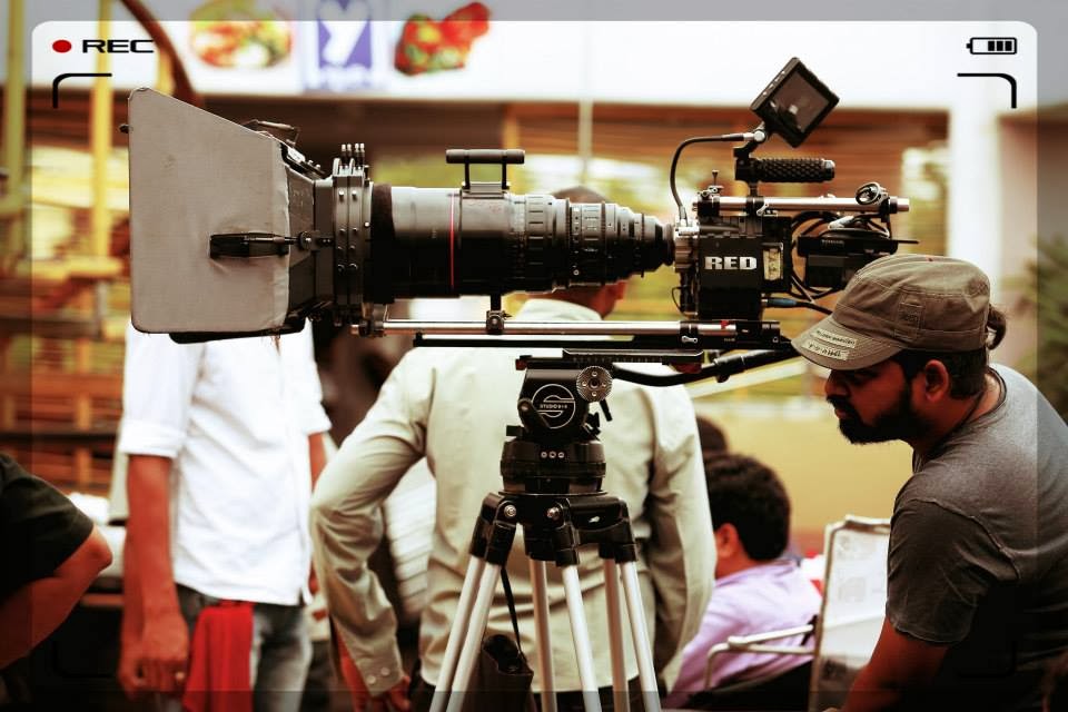 Kotha Janta Working Stills - Hot Photos in Saree