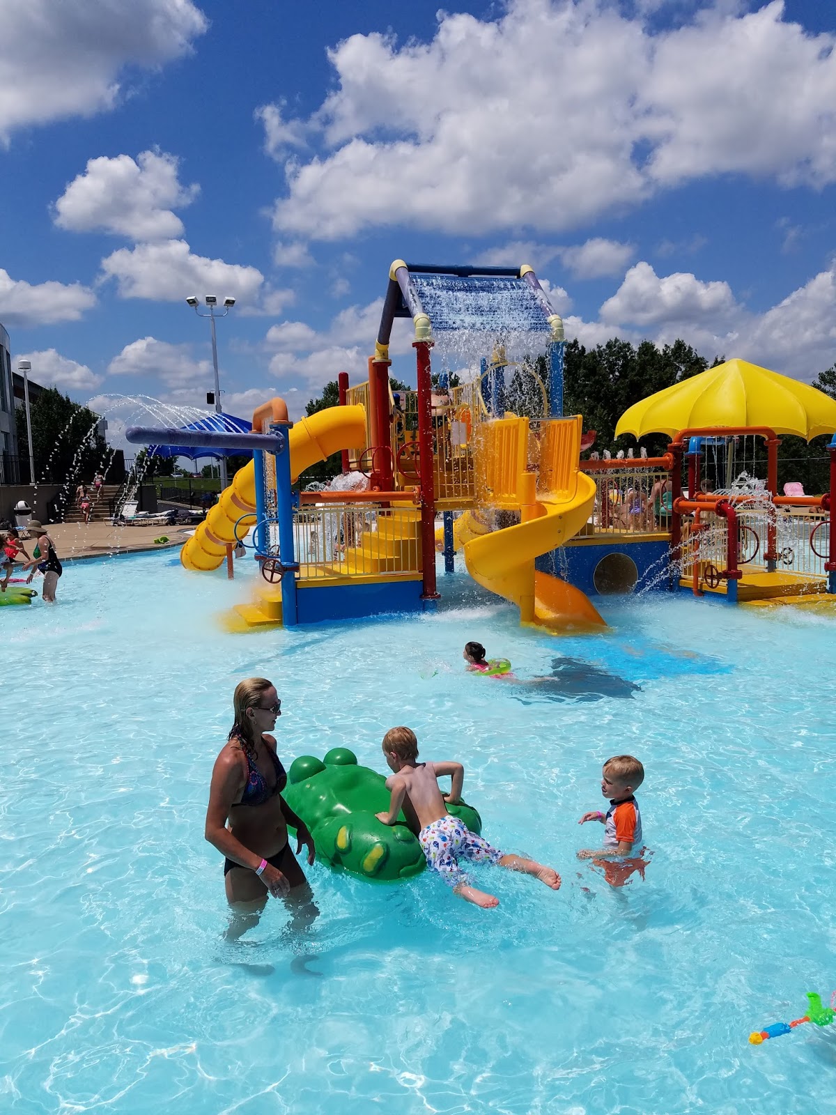 Play St. Louis: RiverChase YMCA of Fenton Outdoor Pool, Fenton