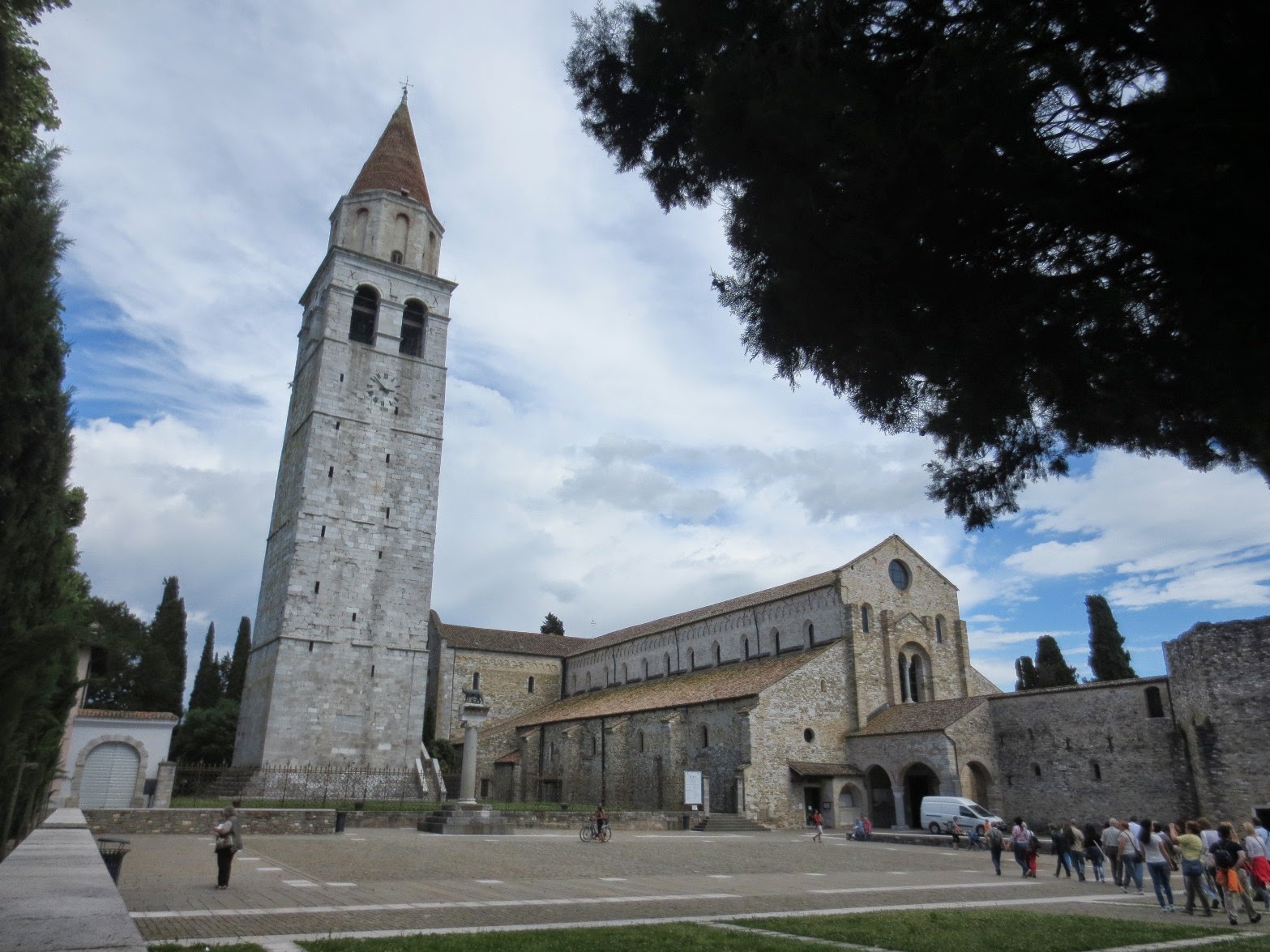 Menard & Jack Russell Terrier: Oglej, Gradež, Devin