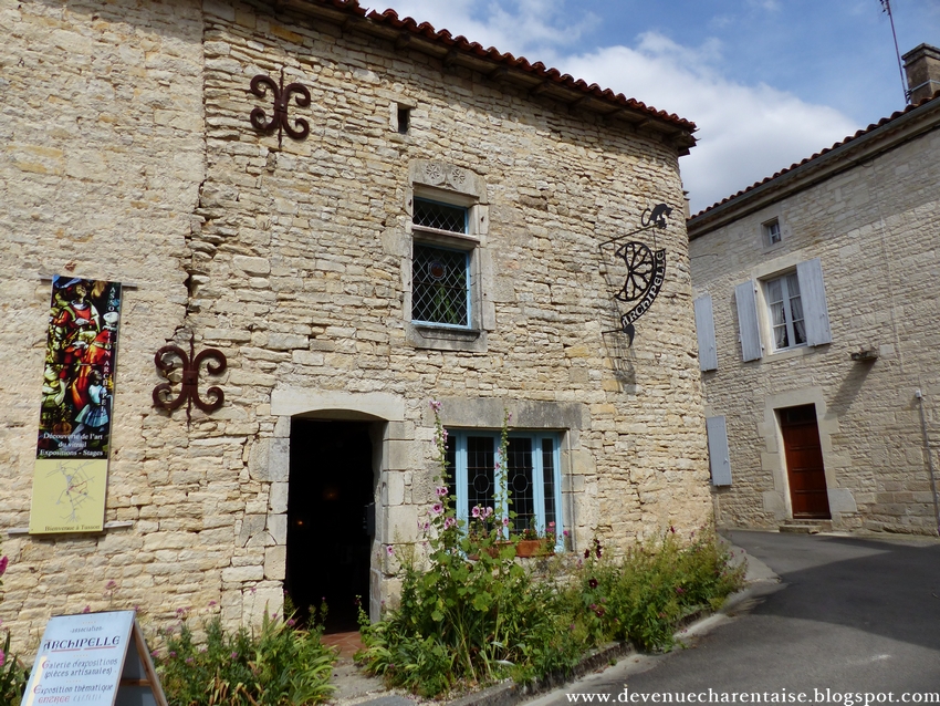 Devenue Charentaise: TUSSON, CHARENTE - VILLAGE EN PIERRES CHARENTAISES ET SES JARDINS
