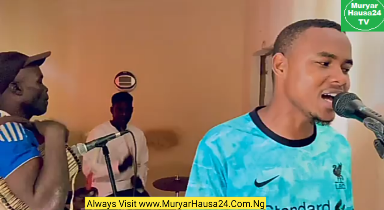 Kalli Yadda Mawaki Dan Musa Gombe Yake Rera Sabuwar Waka A Cikin Studio ...