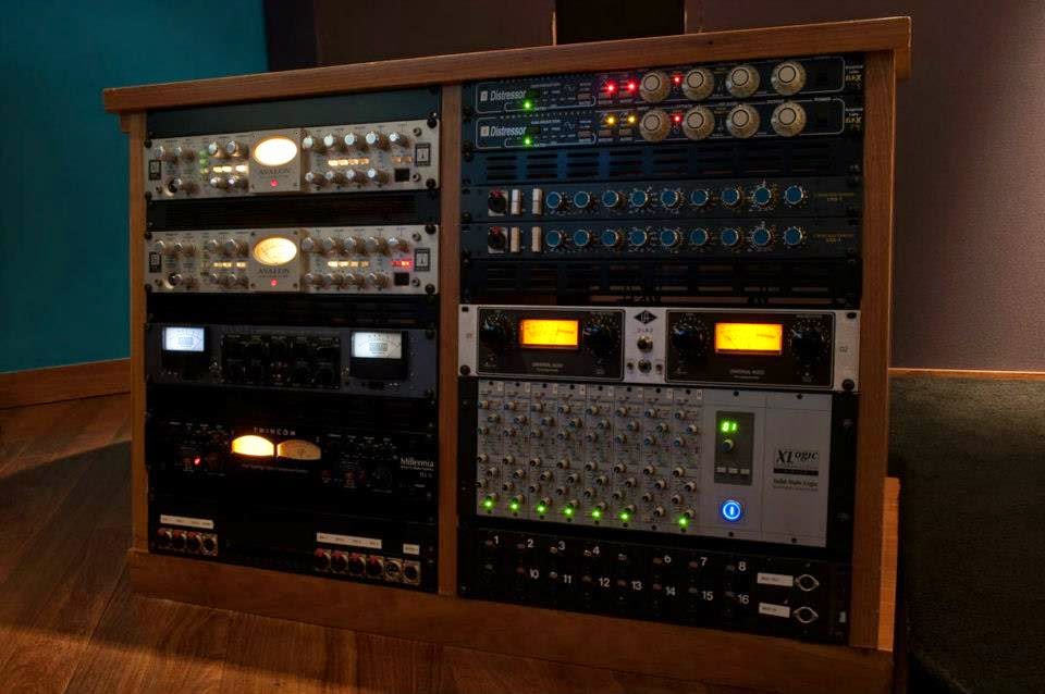 " Questões e Argumentos": LOUD FACTORY