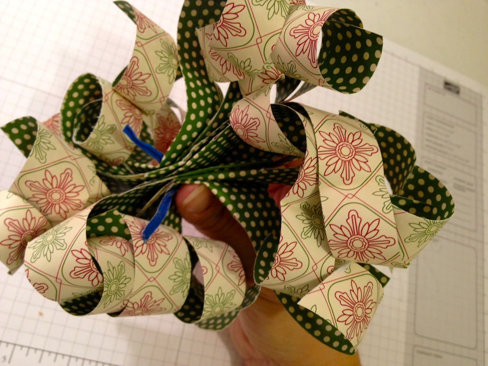 Squeeze Your Creative Juice: Curled Paper Bows