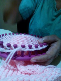 TUTORIAL MERAJUT TOPI dari LOOM (Cara memulai dan Mengakhiri Rajutan Loom)