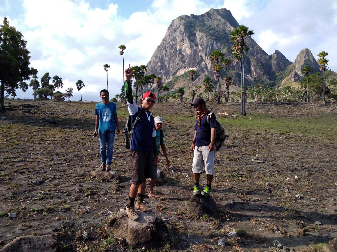 KOMODO TOUR: Wisata ke Pulau Mules Nuca Molas