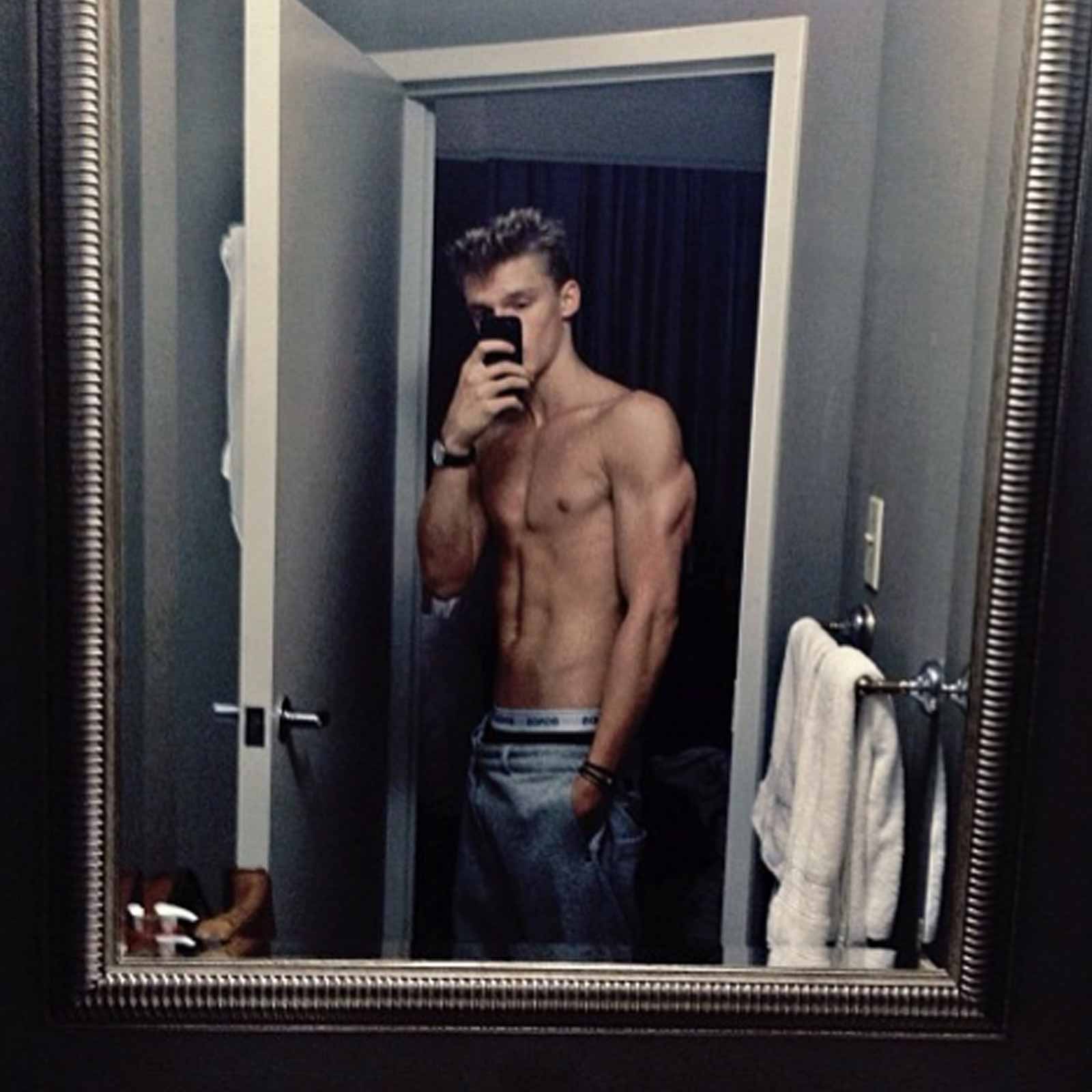 11 Celebrities Who Are Obssessed With Bathroom Selfies Uhu