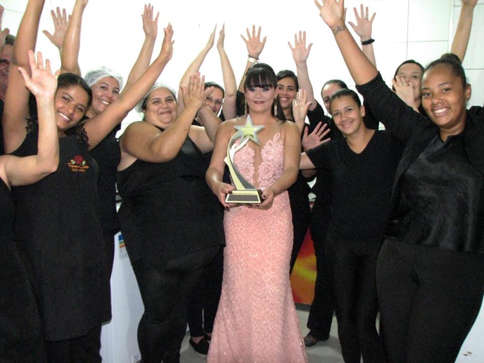 SIMONE TORRES CONQUISTANDO JF COM SEU BUFFET "ROMEU E JULIETA"