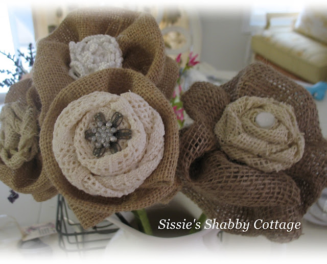 Sissie's Shabby Cottage: Old Bed Springs, Burlap and Chalkboard Paint