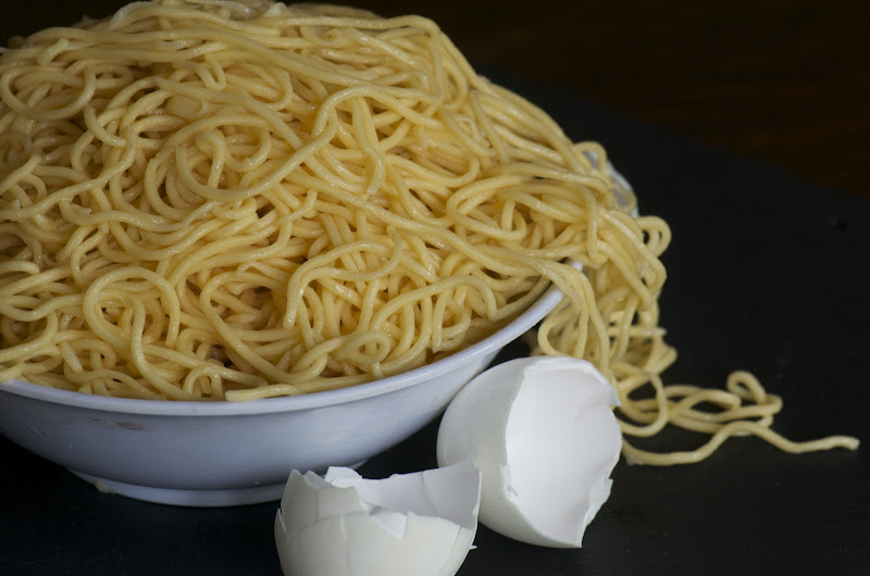 Indonesian Medan Food: Membuat Mie Telur ( How to Make Egg Noodles )