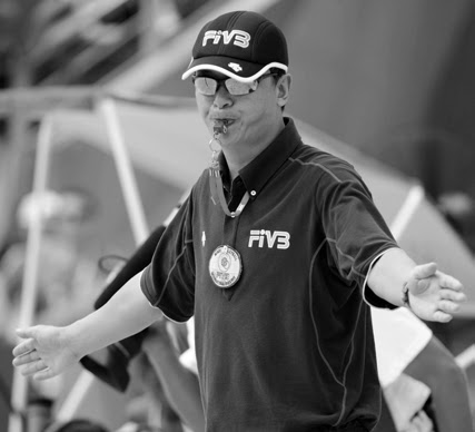 OFFICIAL BEACH VOLLEYBALL RULES: 26 SECOND REFEREE