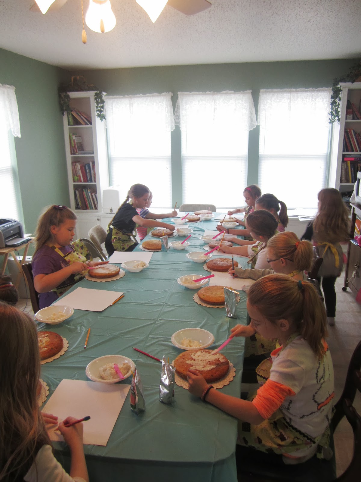 twocraftingmoms: Cake Decorating Birthday Party!