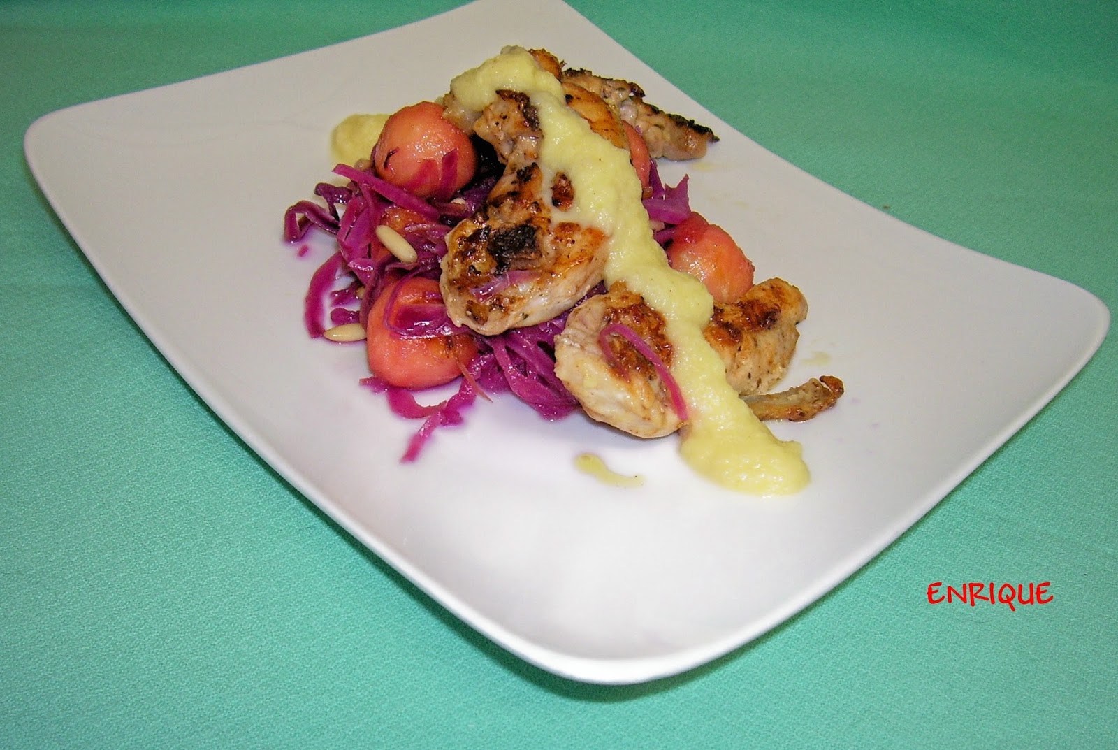 LA COCINA DE ENRIQUE: CHULETAS DE POLLO CON LOMBARDA Y MANZANA