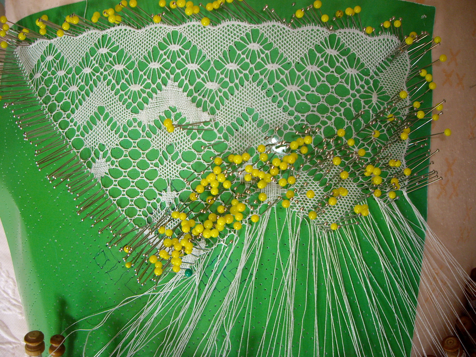 Otro pañuelo fácil de realizar de encaje de bolillos