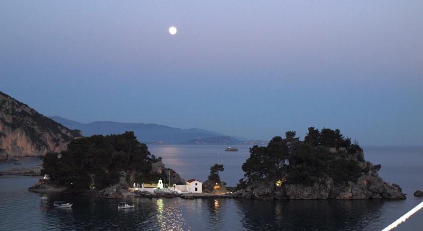 The passion of colors: full moon in Greece!