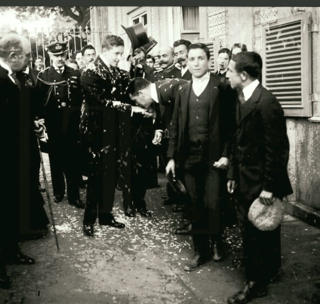 Rei D.Manuel II recebendo cumprimentos durante a sua visita à cidade do ...