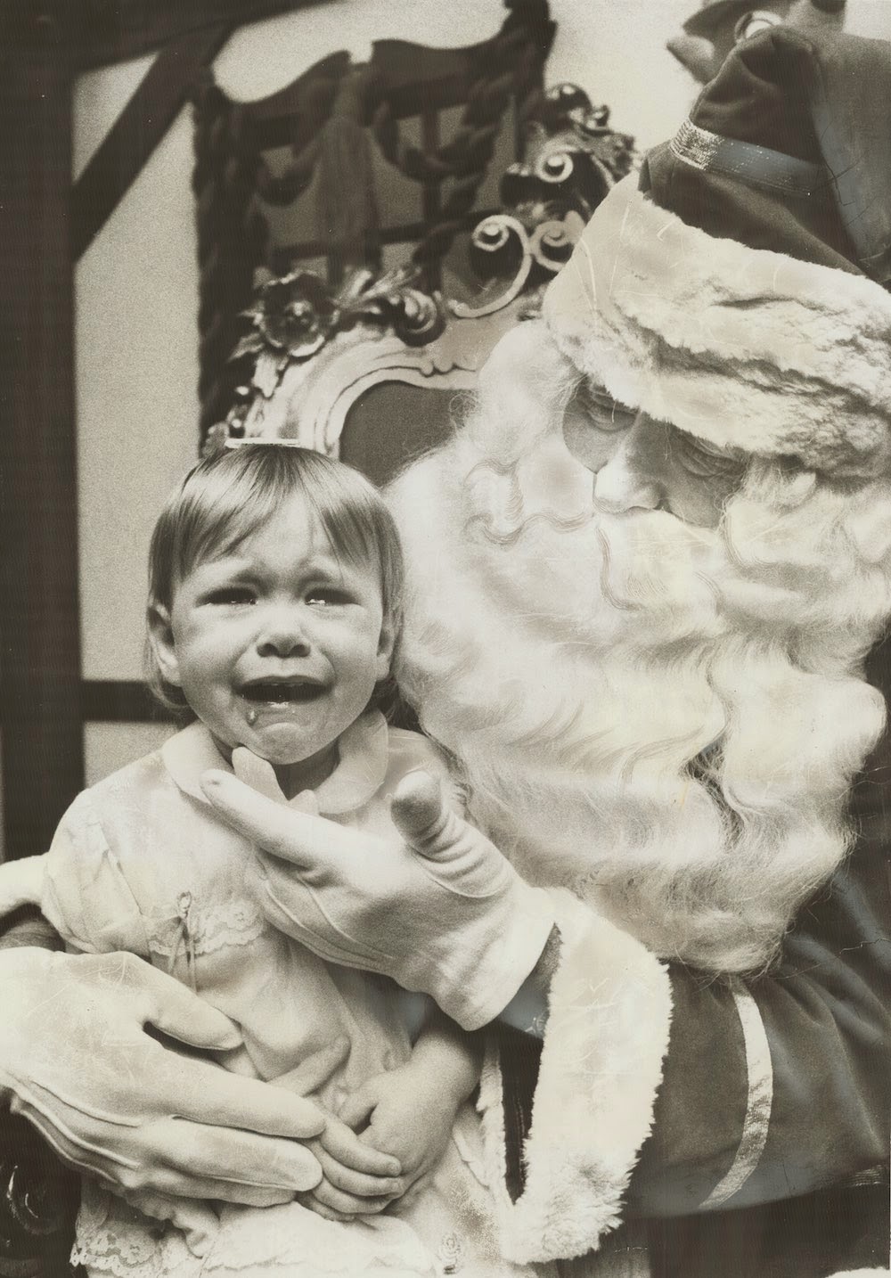 10 Funny Pictures of Santa Claus Brings Crying Children the Gift of ...