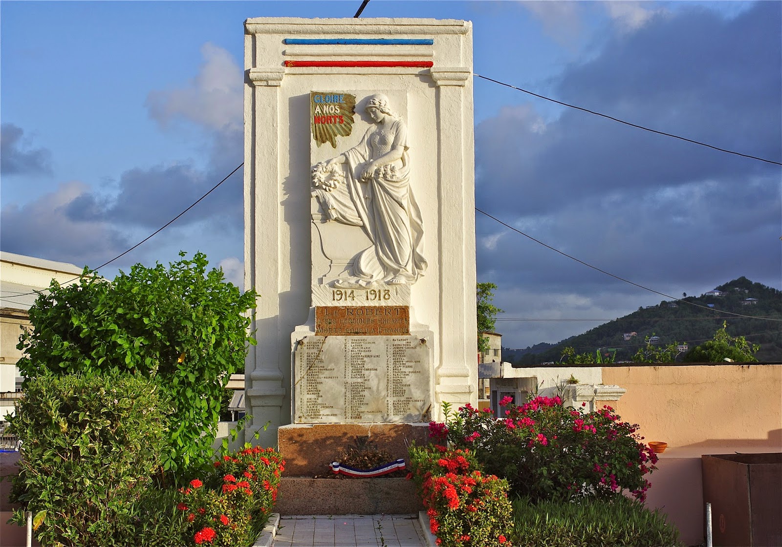 PHOTOS D'IL: Première expo " Les monuments aux morts de la Martinique"