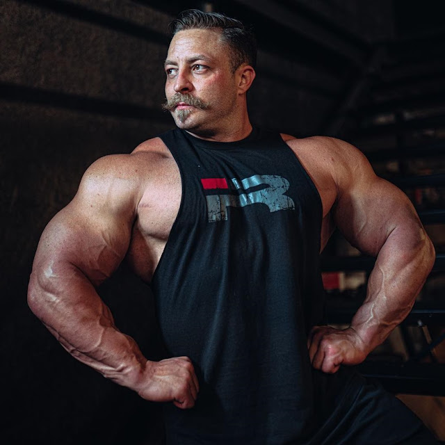 Muscle Lover: American IFBB Pro bodybuilder Luke Carroll