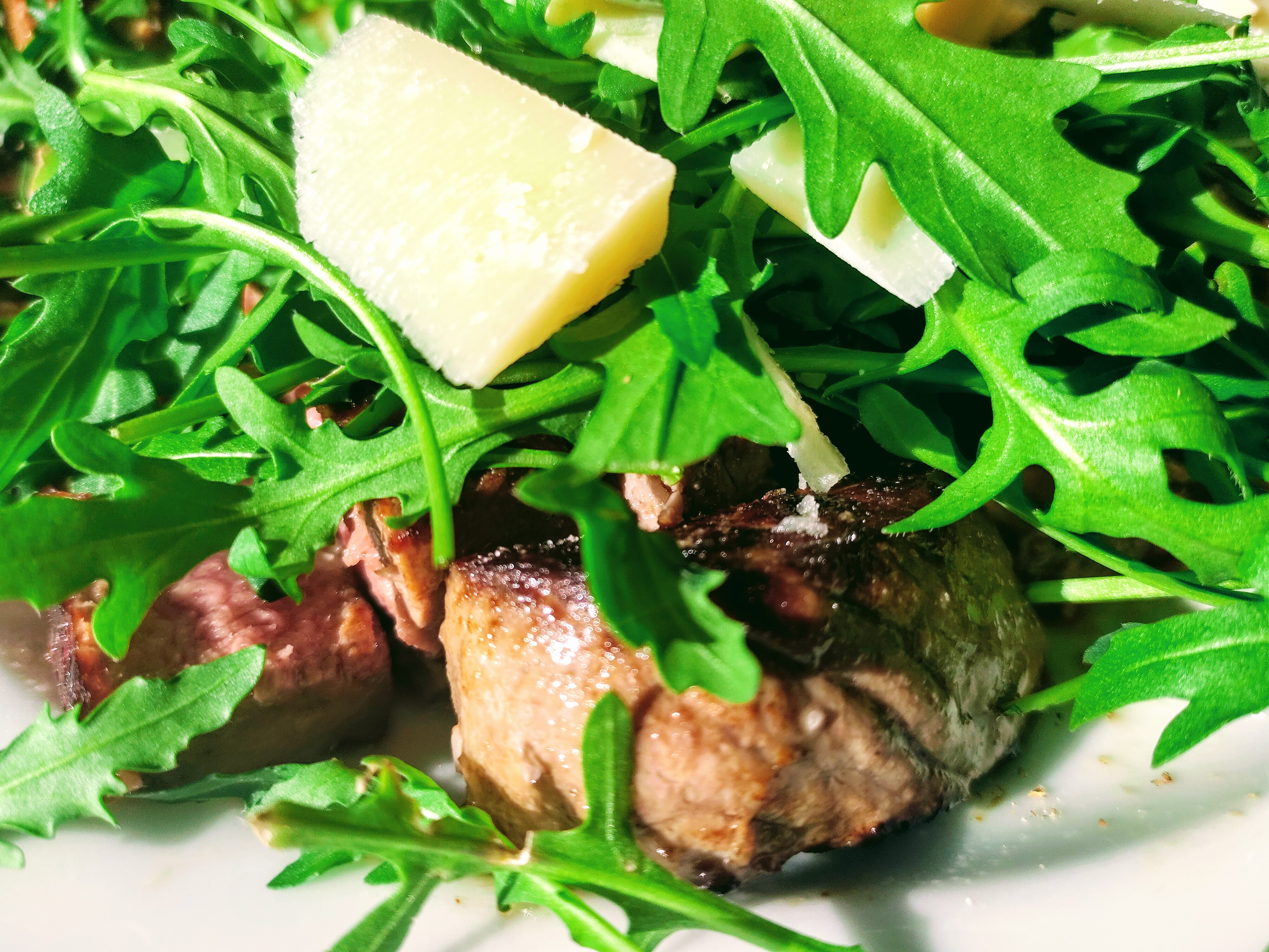 Beiriedschnitte mit Rucola, Parmesan und Essigbalsam