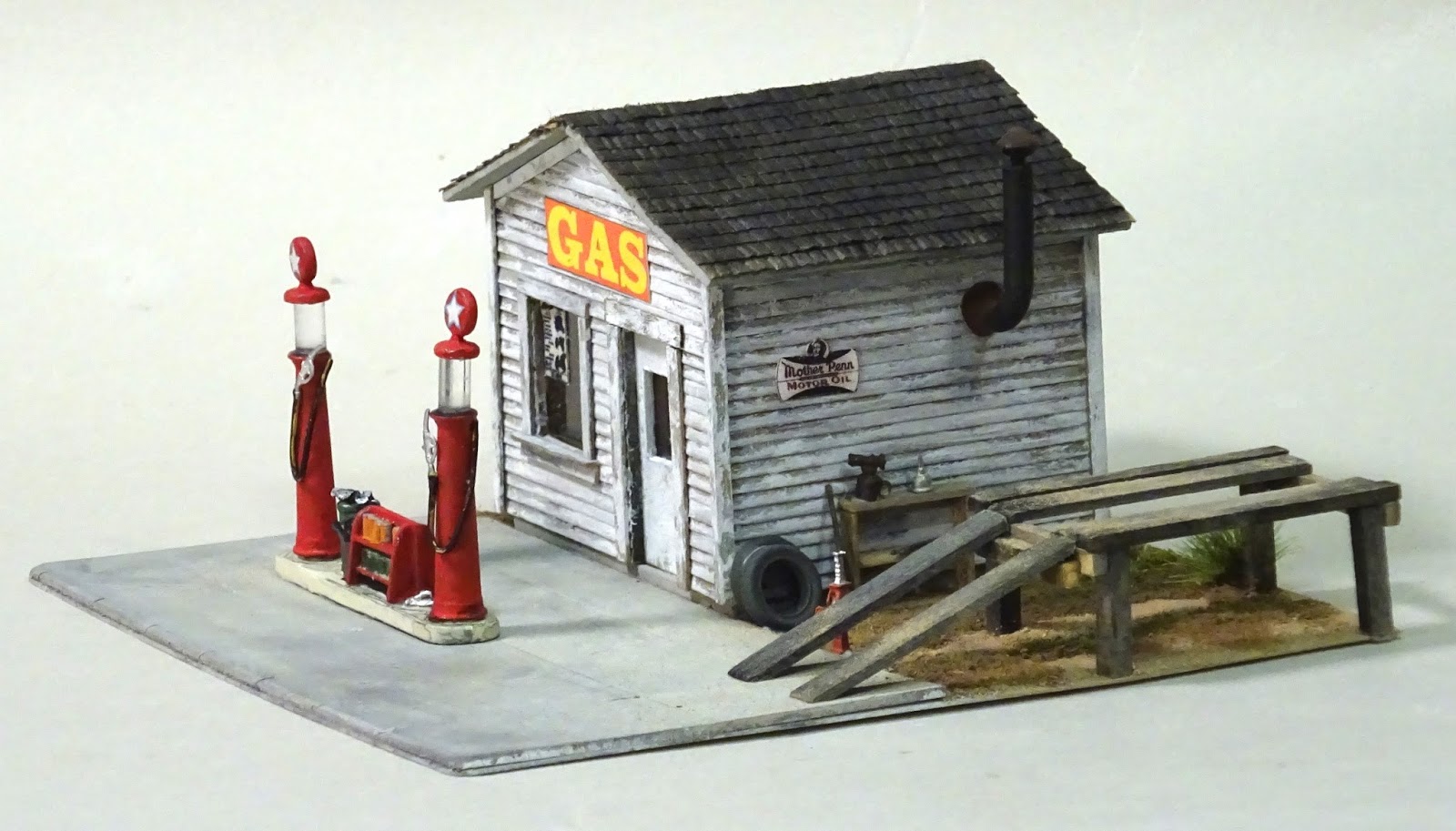 Model Railroad Minutiae: Gas station model
