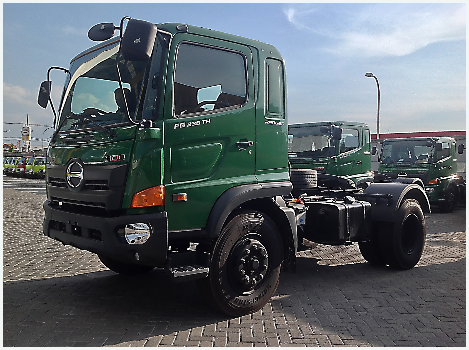 HINO: New Generation Ranger - Tractor Head Series