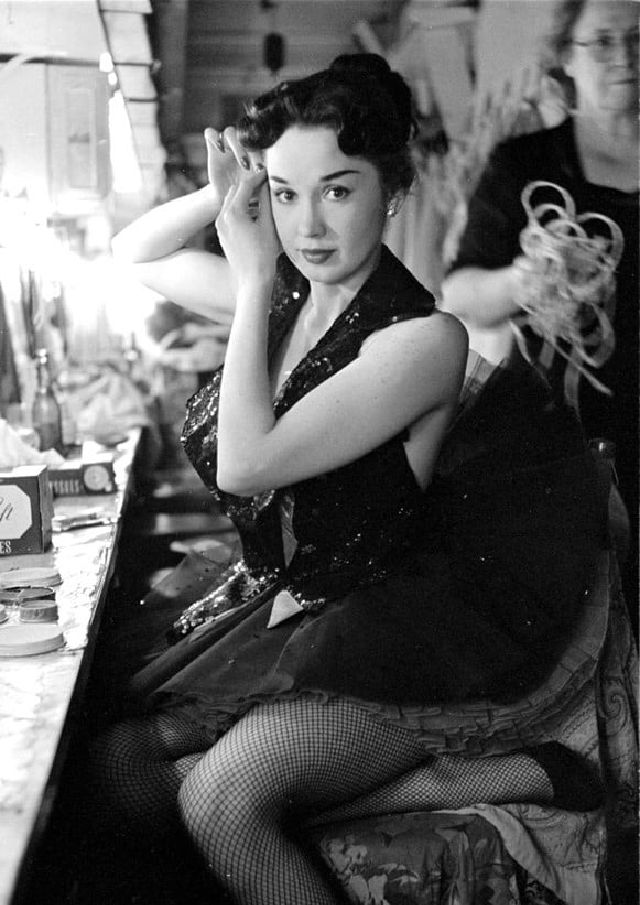 Beautiful Photos of Las Vegas Showgirl Dale Strong in the Early 1950s ...