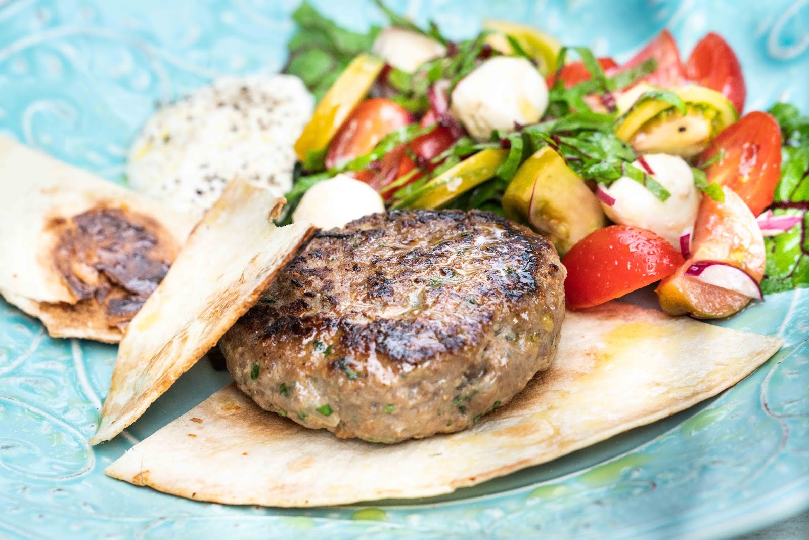 stuttgartcooking: Rinderhacksteak, dünnes Fladen-Brot, Salat aus ...