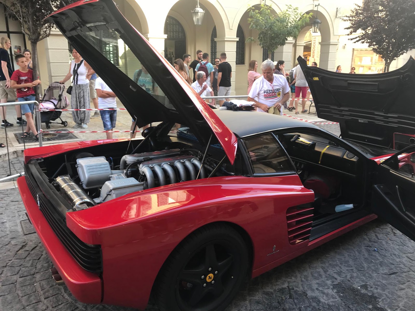 Κέρκυρα: ”Πλημμύρισε” με Ferrari ο πεζόδρομος! (Φωτ.) - Travel Mania ...