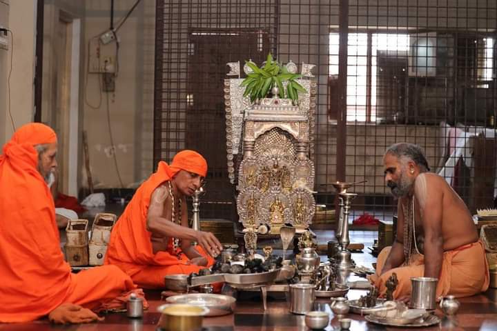 madhwa yati: sujayanidhi teertharu matha sripadaraja mutt present ...