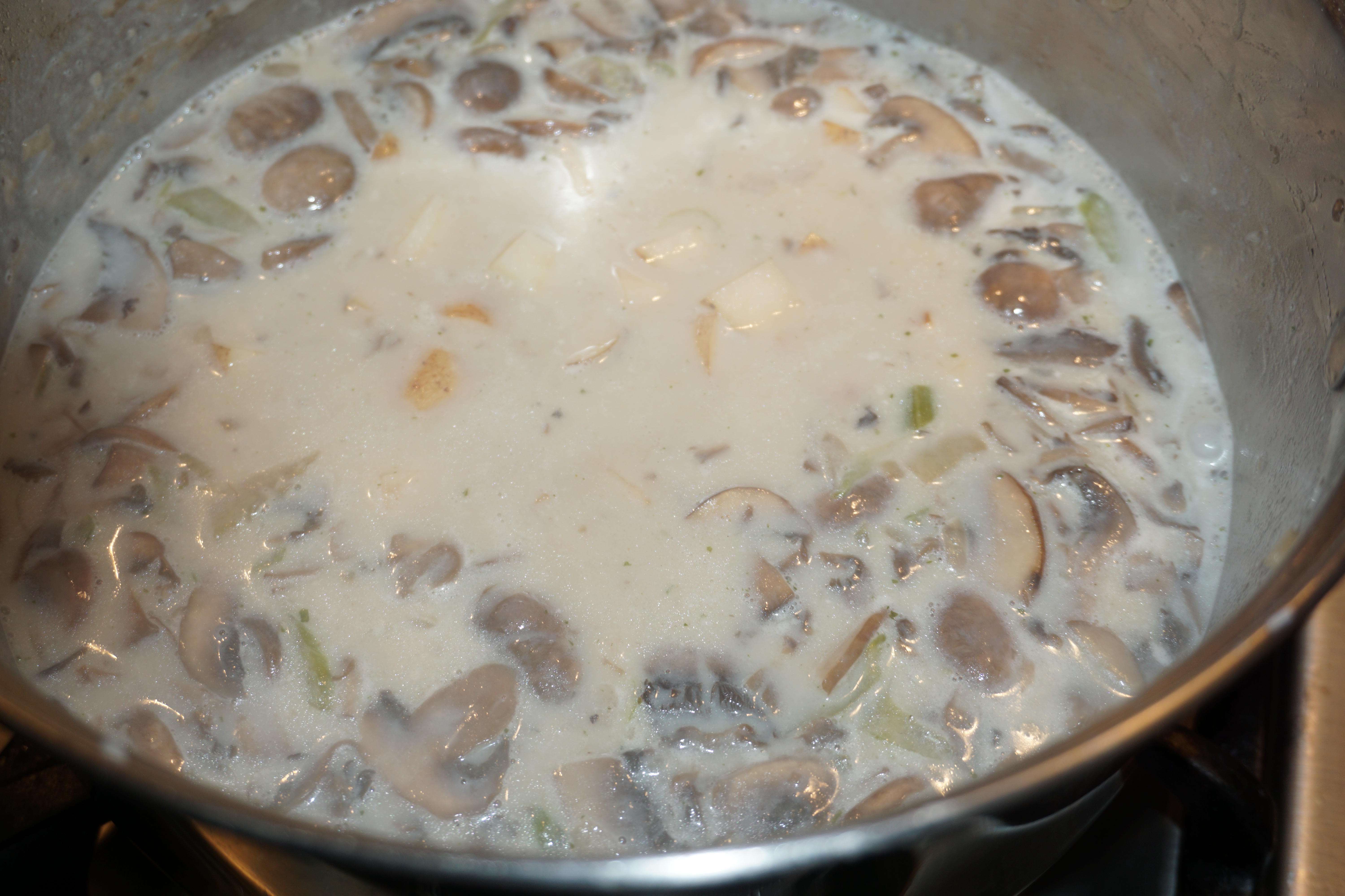 LA COCINA DEL POLLO: CREMA DE CHAMPIÑONES CREMINI CON PAPAS Y ENELDO