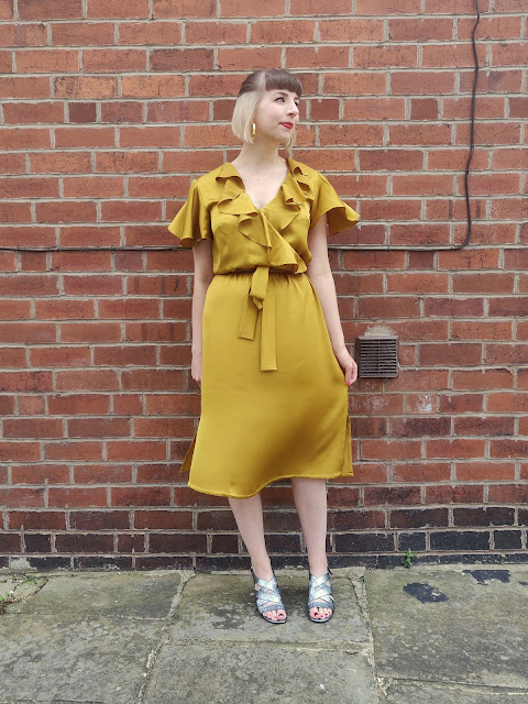 Simplicity 8608 Hack in Bubble Satin Crepe - The Magnificent Thread