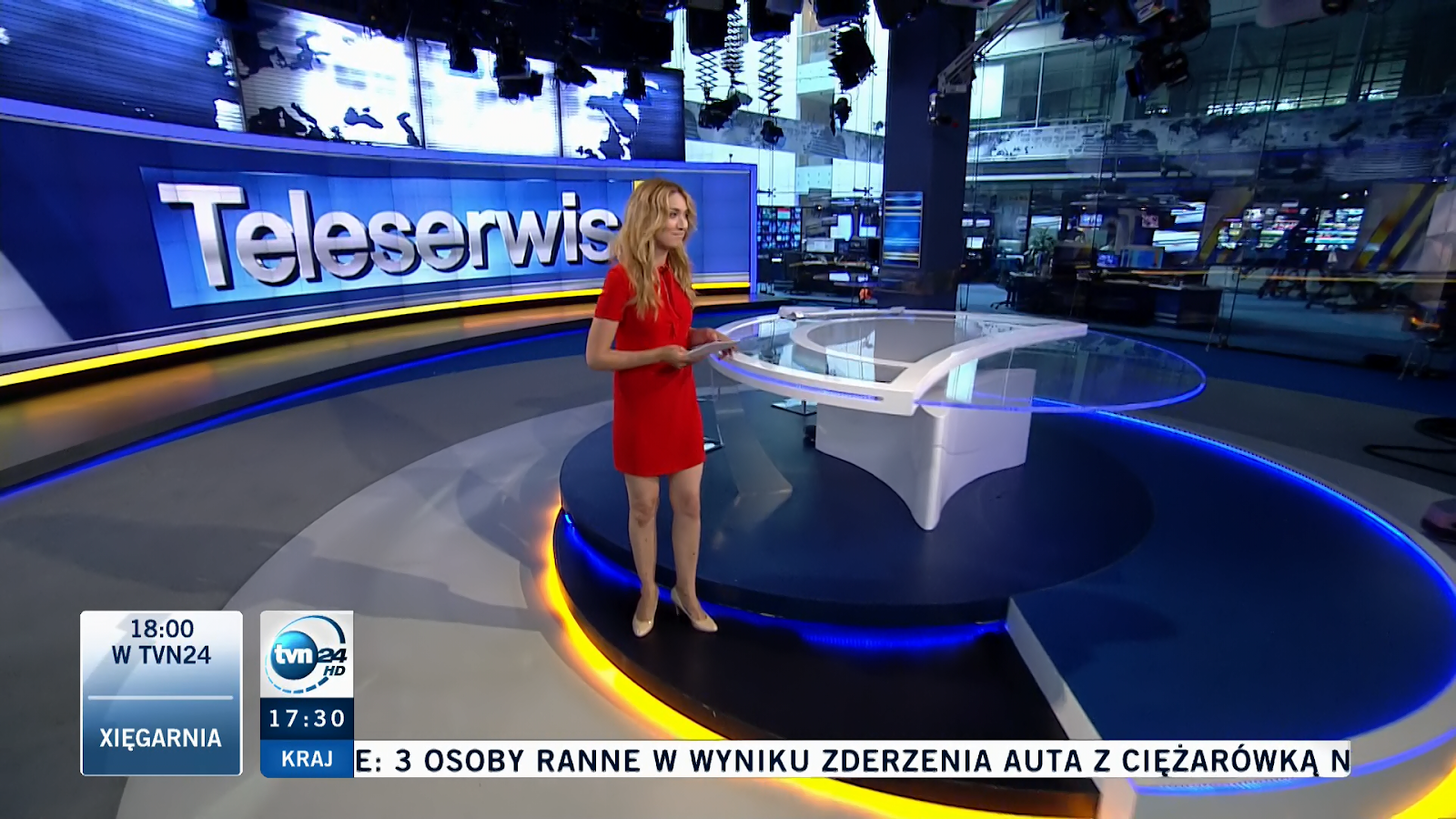 OLGA OLESEK W CZERWONEJ MINI SUKIENCE I W BEŻOWYCH SZPILKACH OLGA OLESEK W CZERWONEJ MINI SUKIENCE I W BEŻOWYCH SZPILKACH