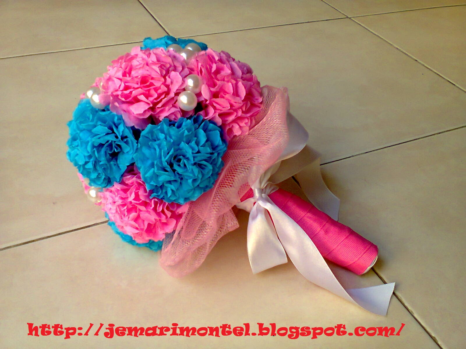 Bunga Tangan Cekmin Nimsay: Pearl Crepe Hand Bouquet
